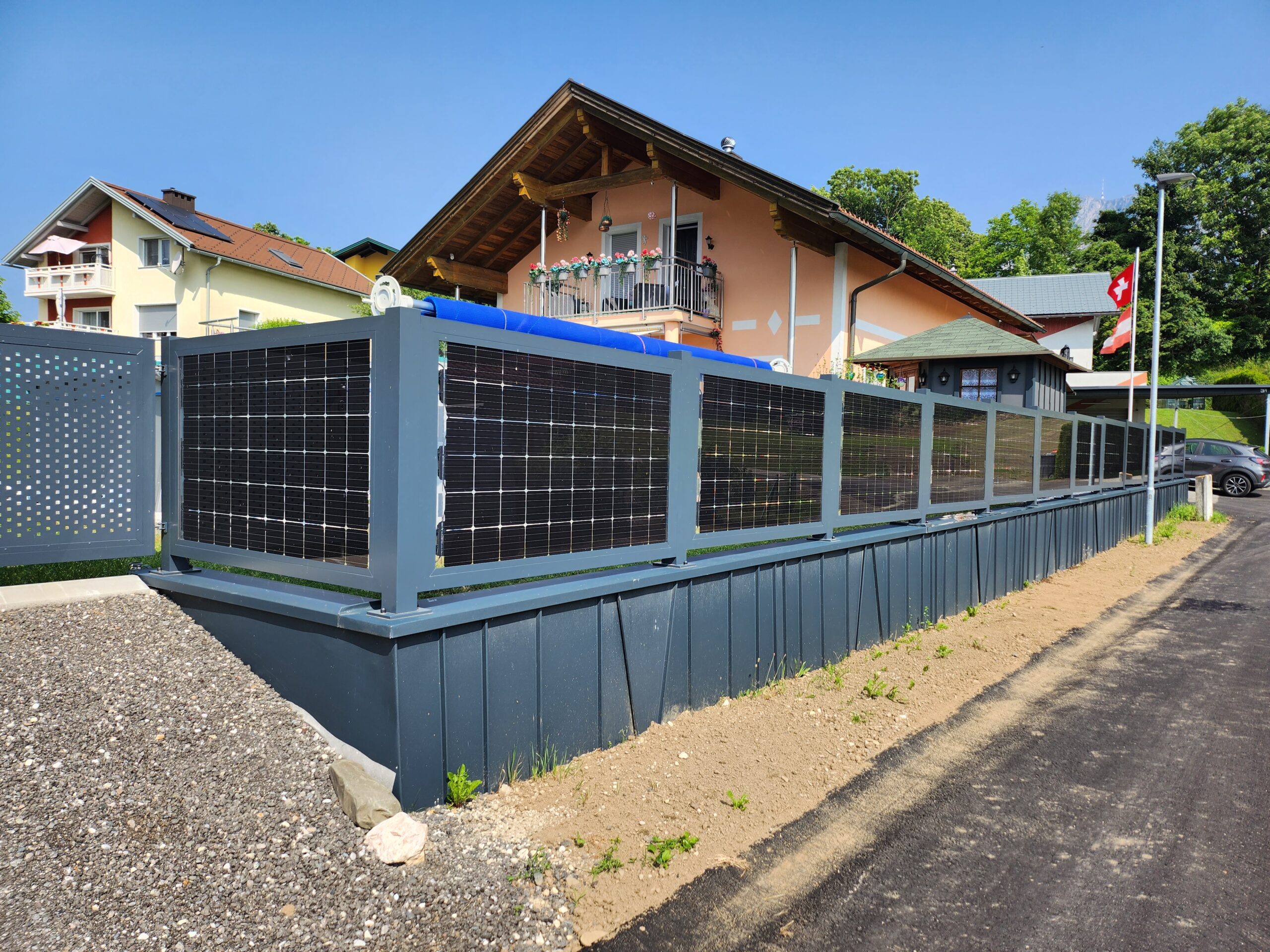 PV fence - stylish privacy protection with solar power - Vivatro GmbH