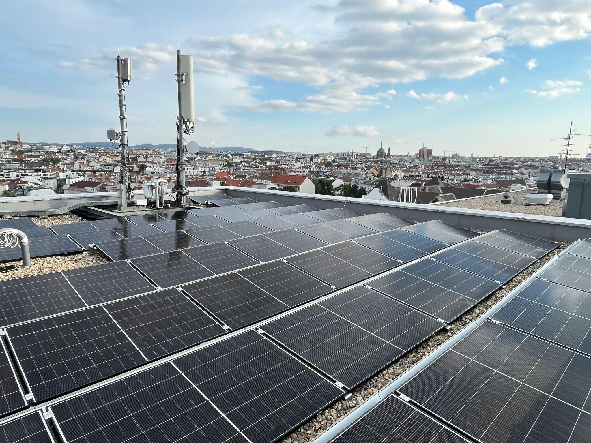 PV-Anlage am Flachdach in 40 m Höhe - Vivatro GmbH